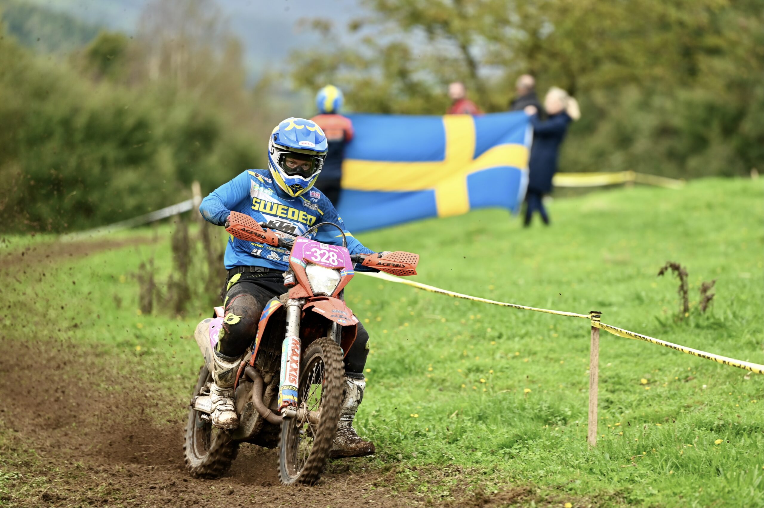 Six Days: Dimmig spänning i fredagsfilmen! - Race Magazine